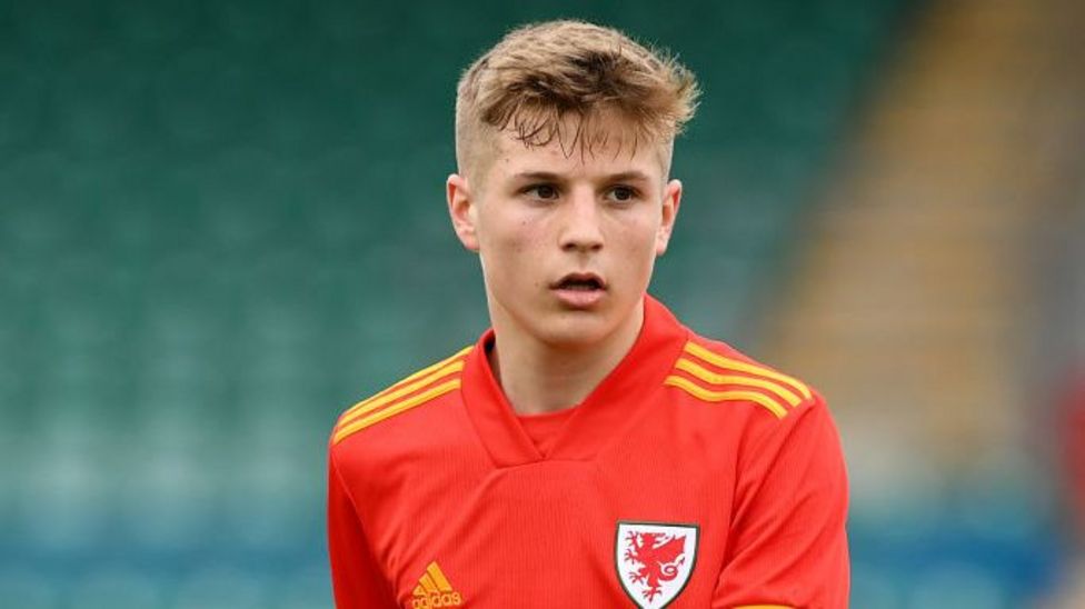 Tom Davies: Wales U21 defender signs new Cardiff City contract - BBC Sport