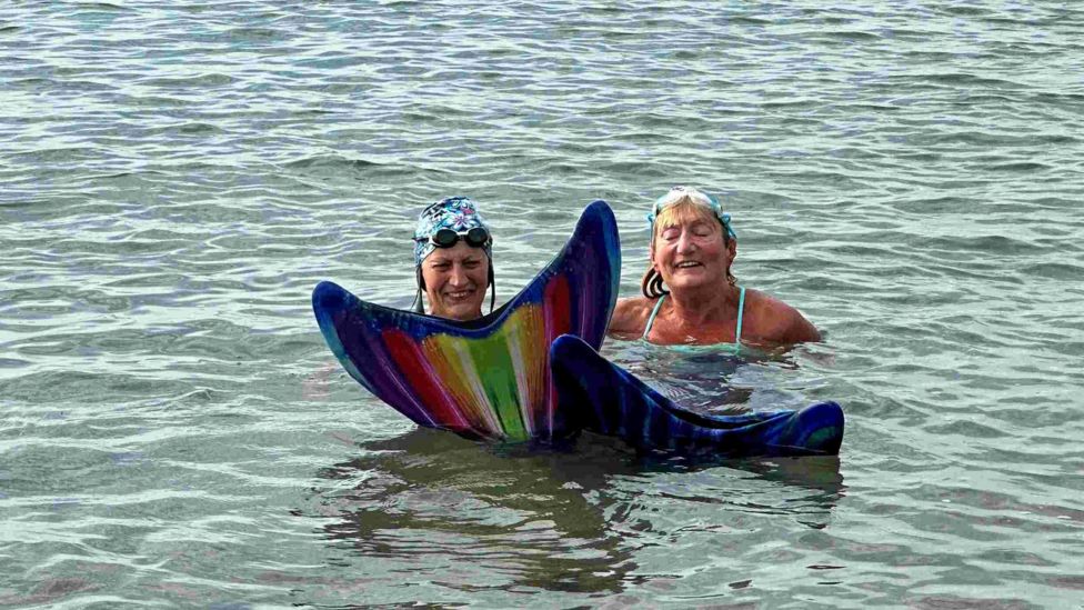 'Mermaids' complete Guernsey to Herm swim - BBC News