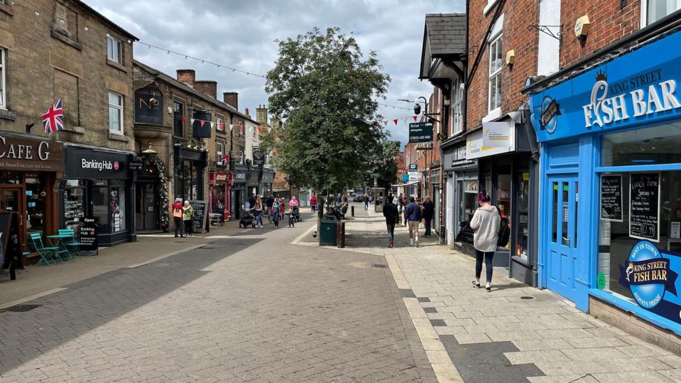 'Use it or lose it' plea from struggling traders in Belper - BBC News