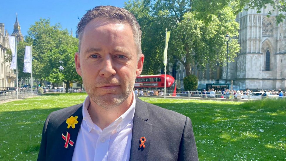 Infected blood scandal: Fight goes on, Colin Smith's parents say - BBC News