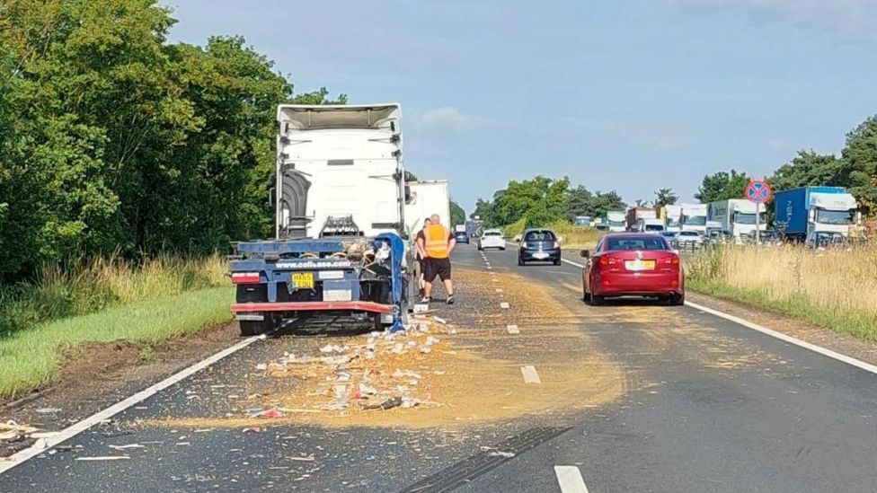 A14: Lorry spills dog food causing delays in Suffolk - BBC News