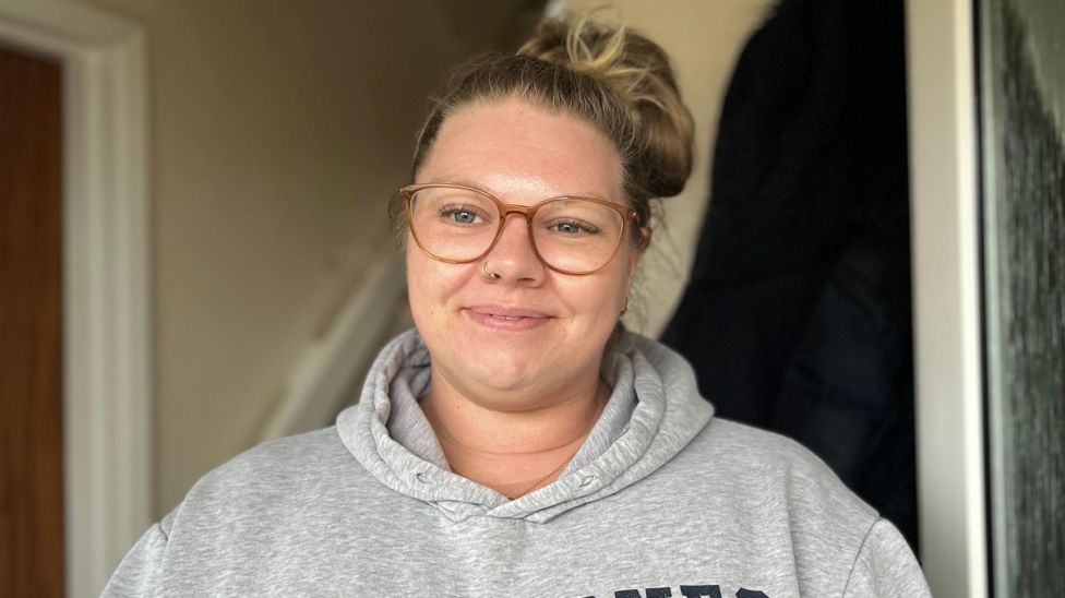 Guernsey woman estimates spending £10K on States housing carpets - BBC News