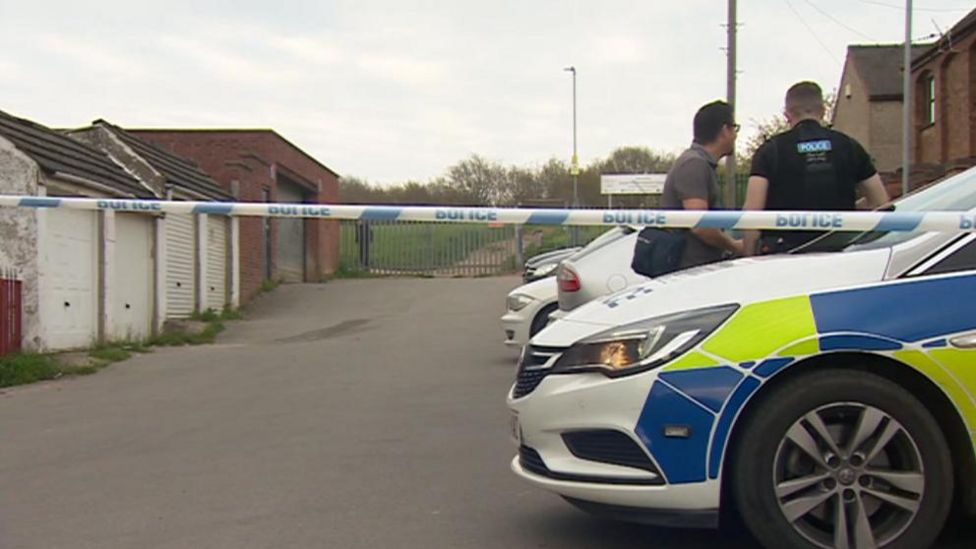 Three teenagers arrested after man found dead in Nuneaton - BBC News