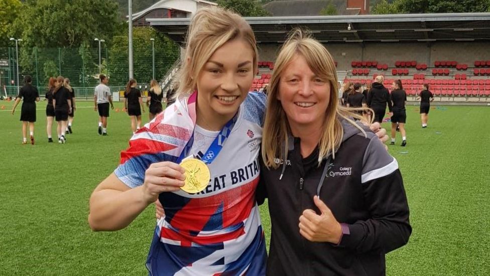 Lauren Price a'i thaith i frig y byd bocsio - BBC Cymru Fyw