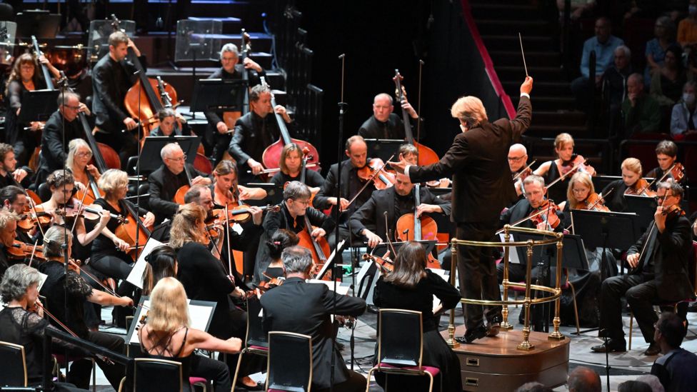 Celtic Connections opens with Attention-grabbing concert - BBC News