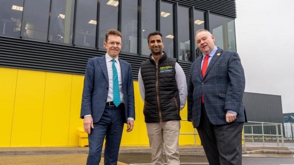 New construction waste reuse hub to open in Wolverhampton - BBC News