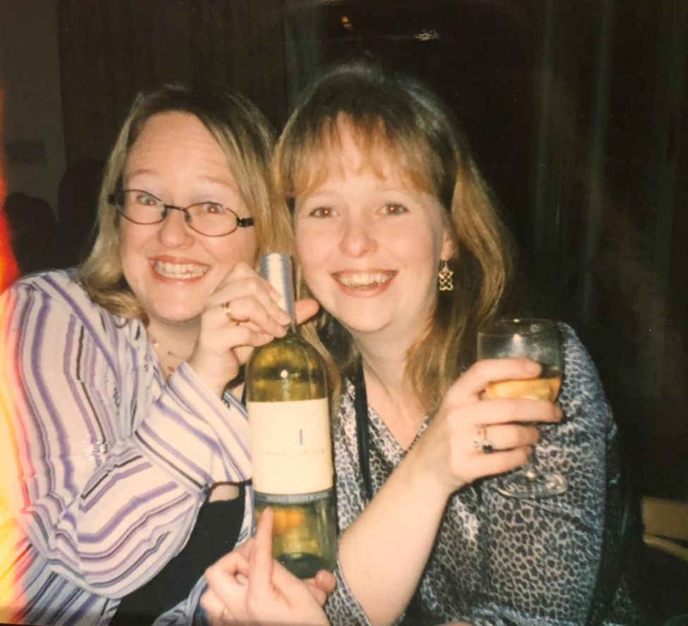 Rhoi lle i hiwmor tywyll mewn nofel newydd - BBC Cymru Fyw