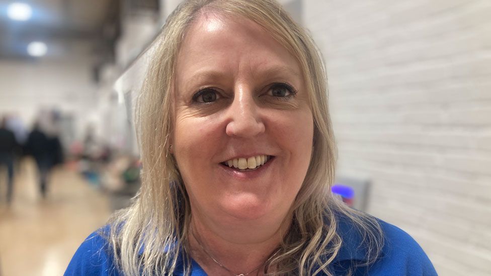 Free prom outfit event held in Harlow for first time - BBC News