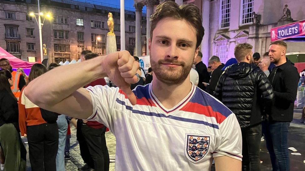 A night with England fans as team downed by Spain in Euros final - BBC News