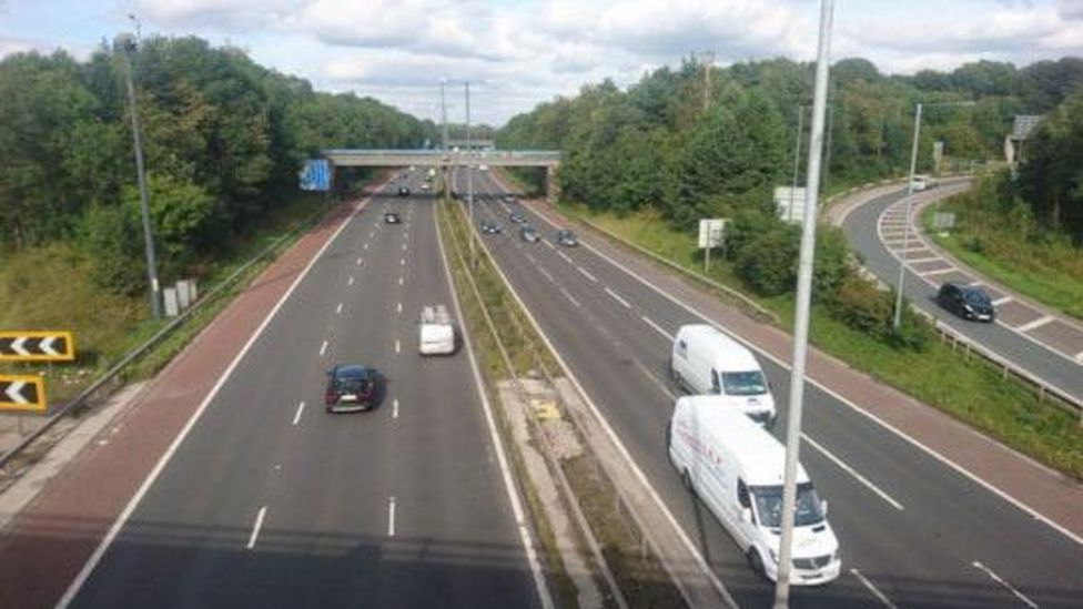 Manchester Airport warning for passengers amid M56 closure - BBC News