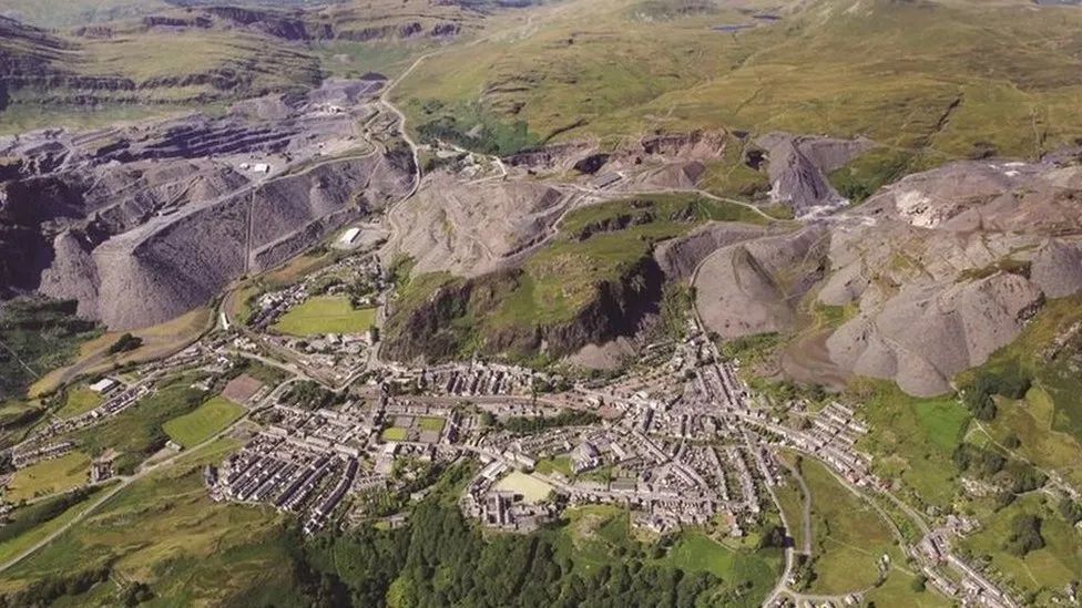 Gweithio'n chwaral a llechan yn y gwaed - BBC Cymru Fyw