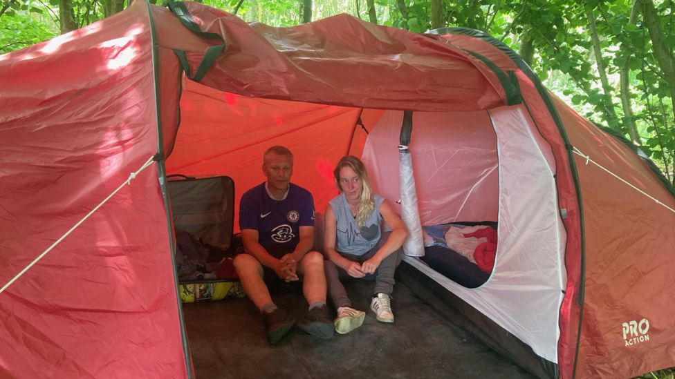 Homeless family living in tent in Lincolnshire woodland - BBC News