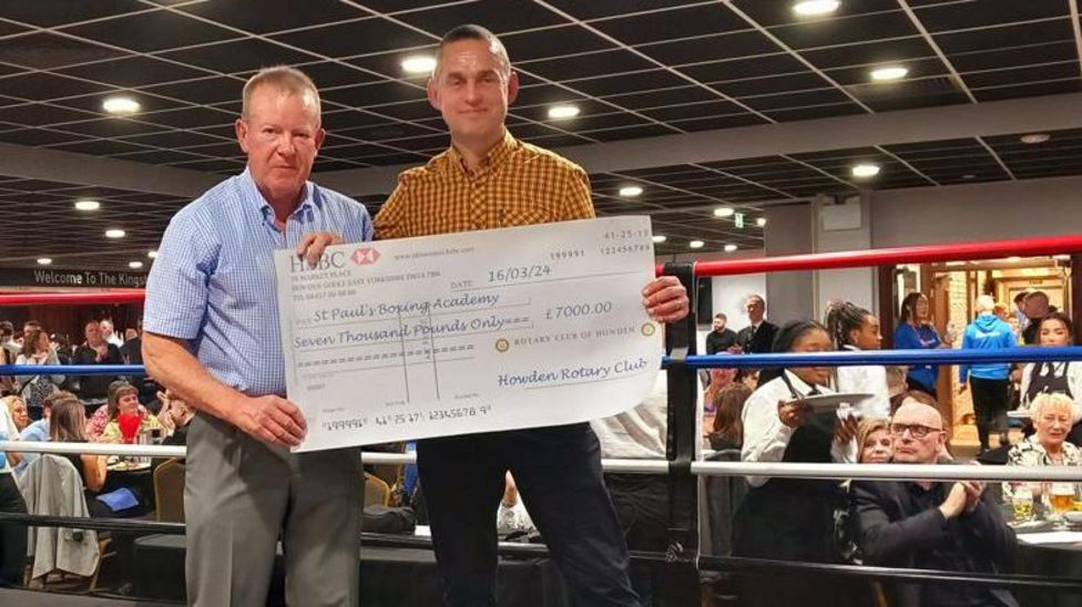 Howden pig farmer raises £22k doing 1,000 press-ups a day - BBC News