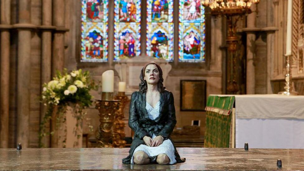 Hundreds visit Ely Cathedral's Sean Henry sculpture exhibition - BBC News