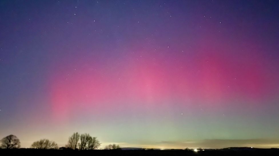 Northern lights seen over West Midlands - BBC News