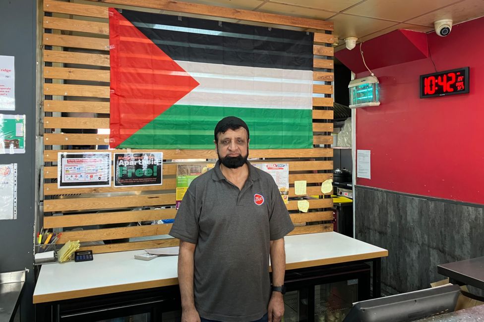 Iqbal Mohamed: Independent MP welcomed in Dewsbury and Batley - BBC News