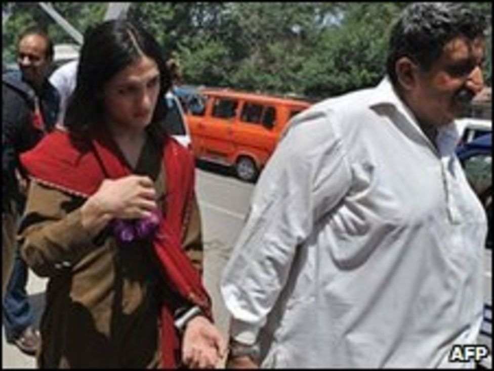 Pakistan 'eunuch wedding' is stopped by police - BBC News