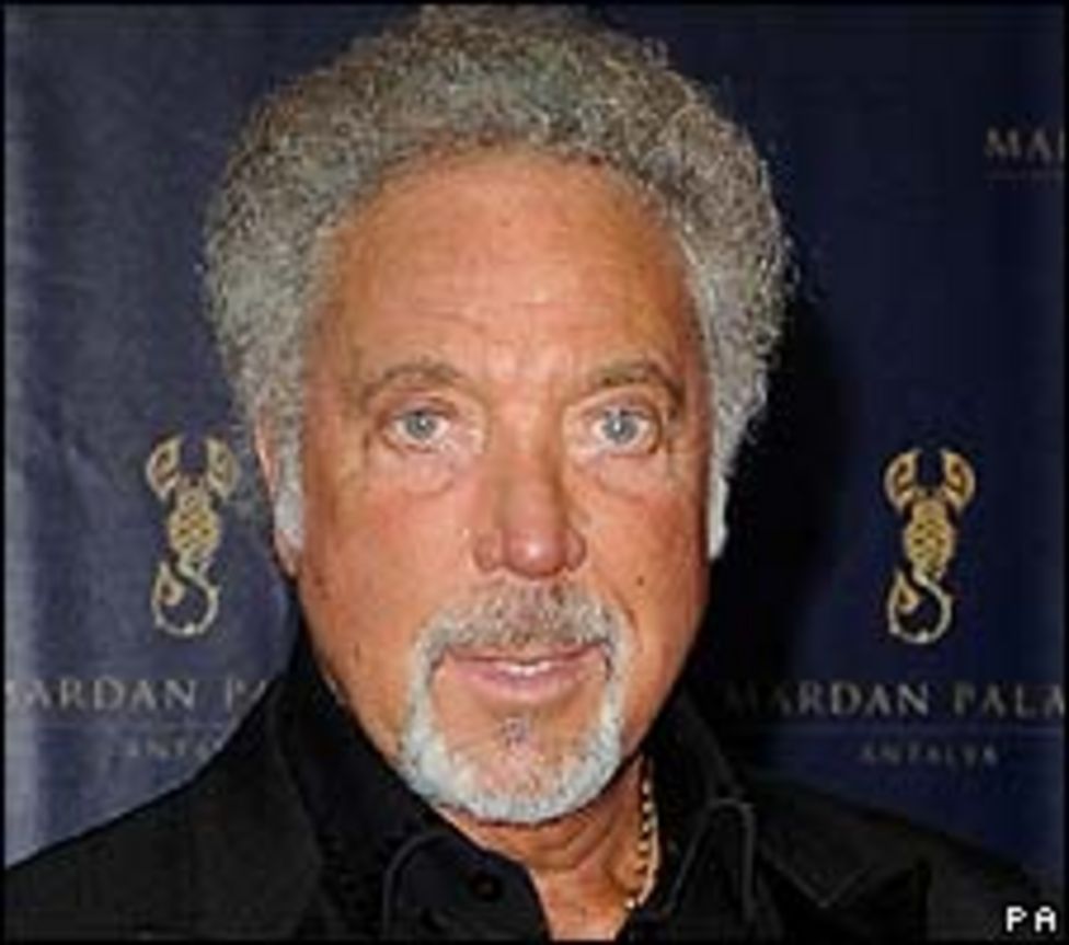 Sir Tom Jones to receive outstanding contribution award - BBC News
