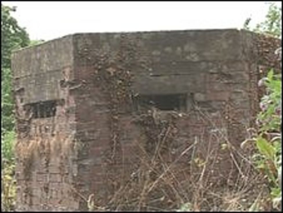 Teenagers hurt in WWII bunker explosion in Oxfordshire - BBC News