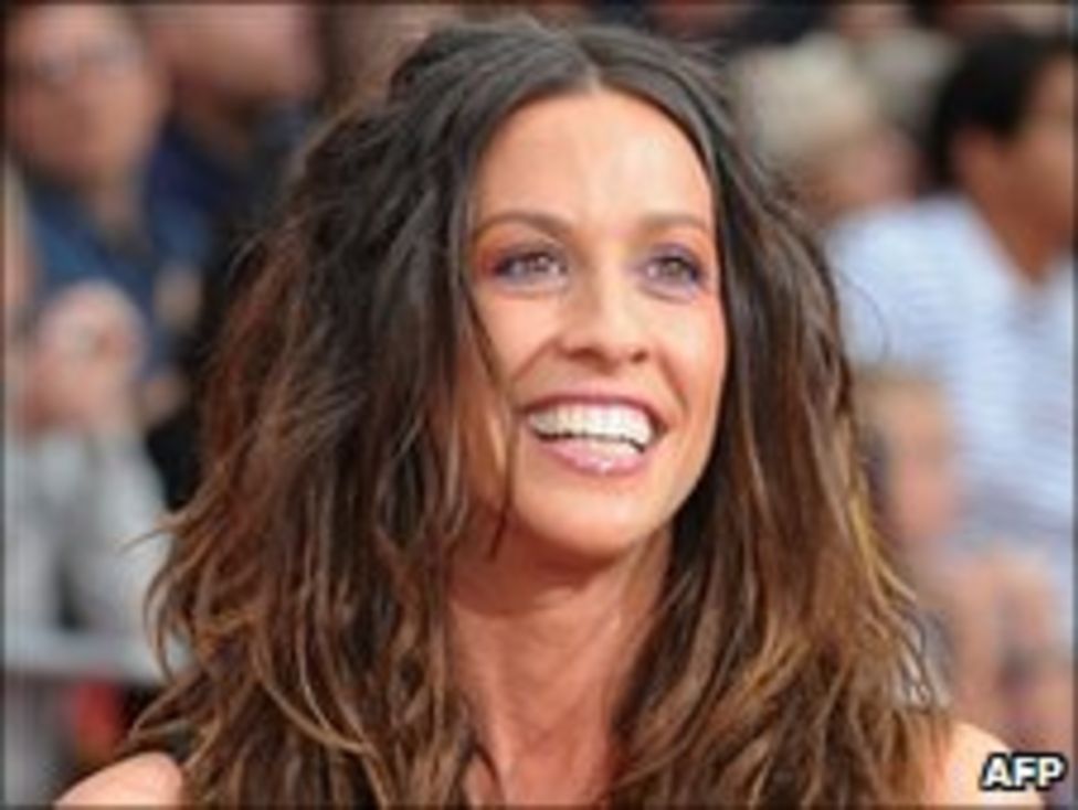 Alanis Morissette marries rapper Souleye - BBC News