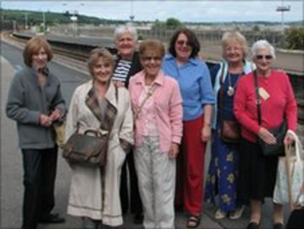 Mousehole evacuees return 70 years after arriving - BBC News