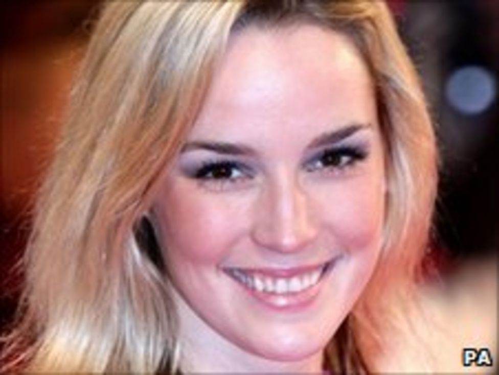 Emmerdale star Alice Coulthard to leave the soap - BBC News