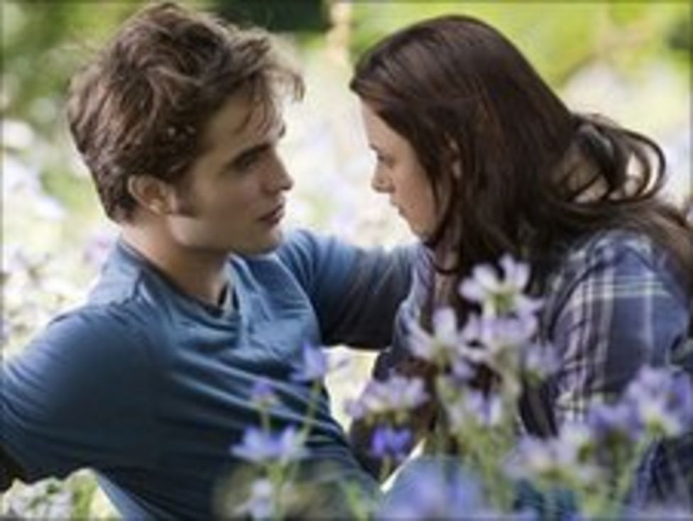 Twilight sequel Eclipse shines at US box office - BBC News