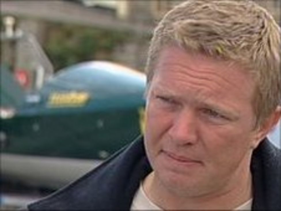 Arrest warrant for Devon rowing adventurer Simon Chalk - BBC News