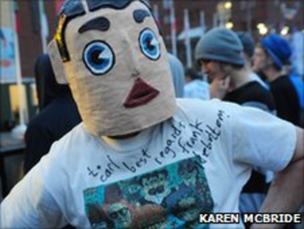 Frank Sidebottom farewell party packs Manchester arena - BBC News