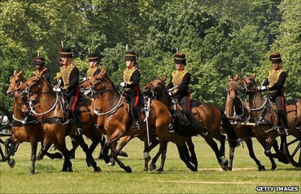 Horse manure to power Woolwich home of the King's Troop - BBC News