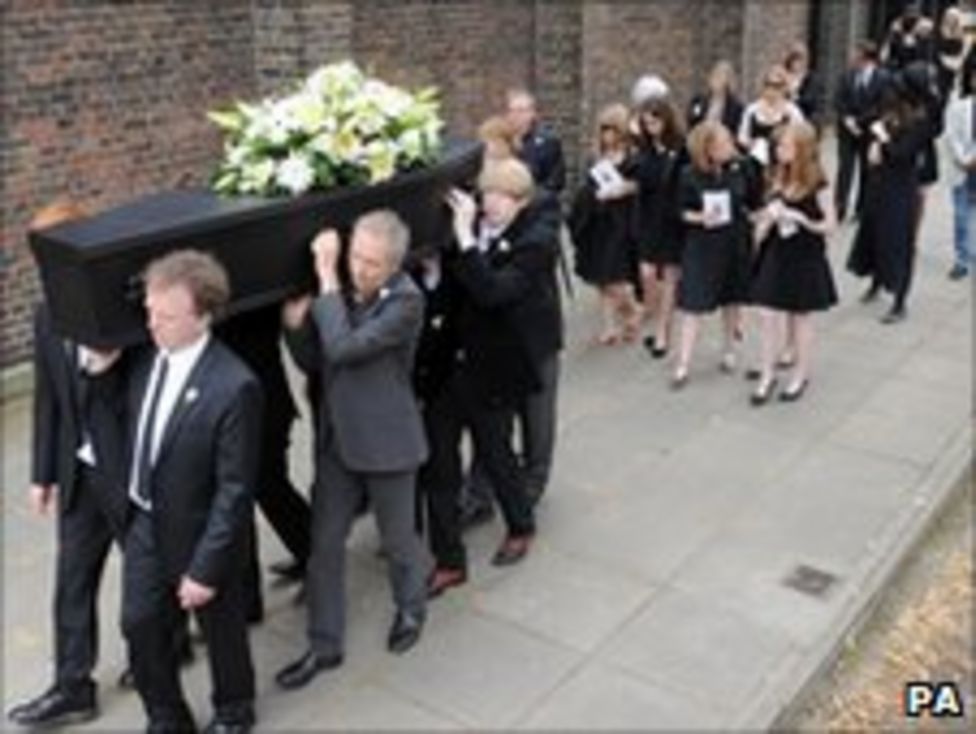 Mourners bid farewell to Dame Beryl Bainbridge - BBC News