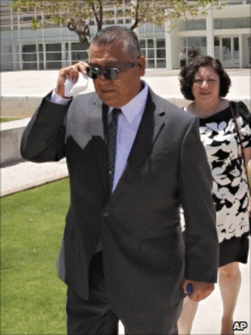 Arizona policeman challenges new state immigration law - BBC News