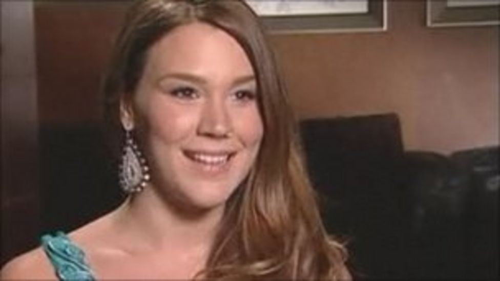 Devon singer Joss Stone cast as video game Bond girl - BBC News