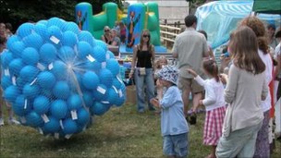 Fundraising balloon makes 600 mile trip to Norway - BBC News