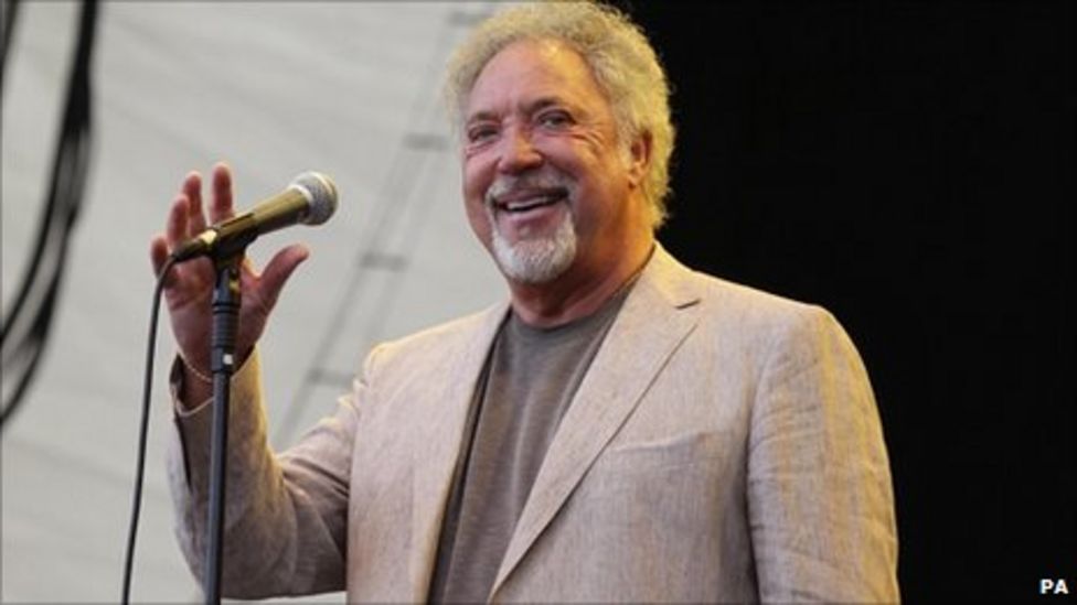 Tom Jones goes back to his roots - BBC News