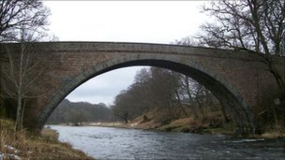 Historic Bridge of Keig repairs under way - BBC News