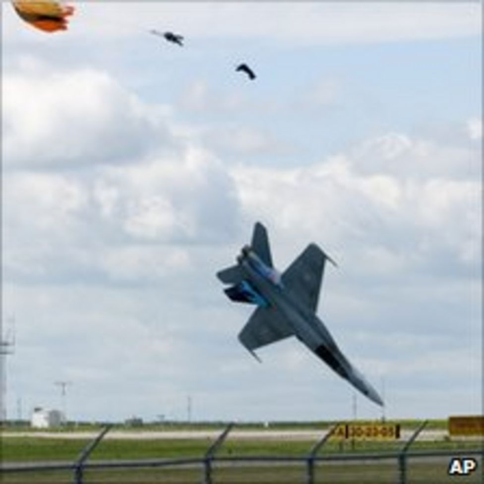 Canadian fighter pilot ejects moments before crashing - BBC News