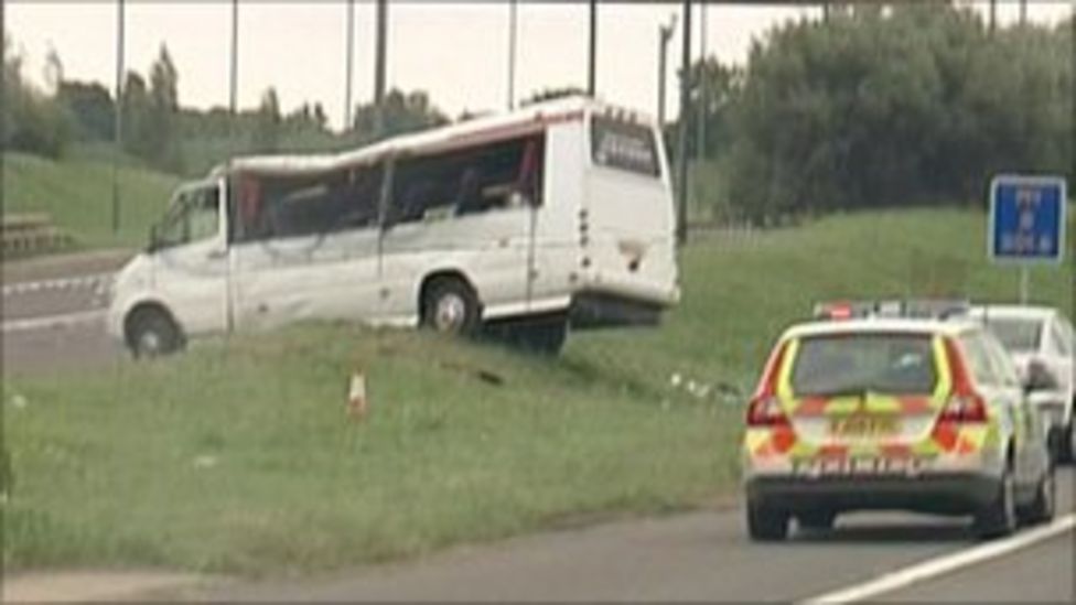 Twelve hurt in M1 minibus crash - BBC News