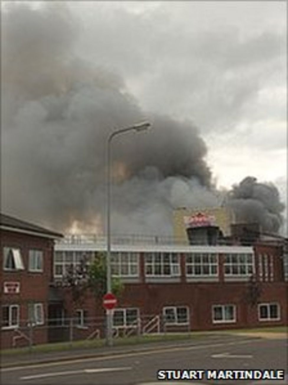 Fire closes Warburtons bread factory in Bolton - BBC News