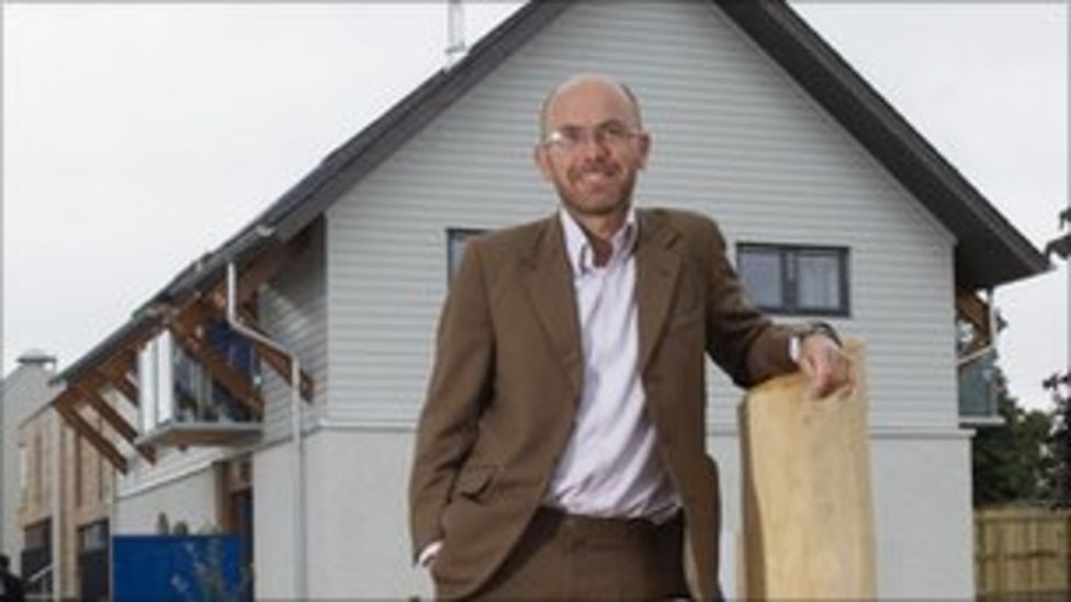 Designer Wayne Hemingway praises housing expo - BBC News