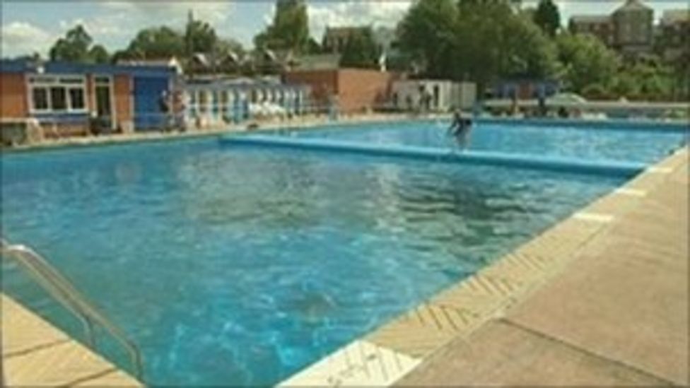 Suffolk outdoor swimming pool reopened - BBC News