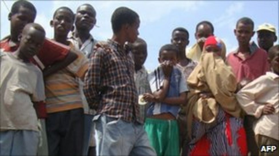 'Ten killed' in Mogadishu blast as militants blamed - BBC News