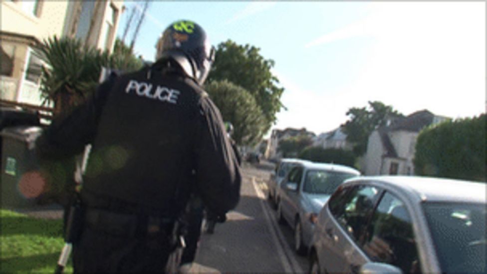 Further three people held after Bournemouth drugs raids - BBC News