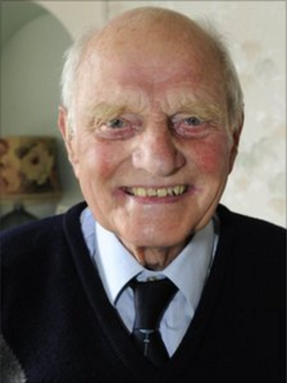 Veteran returns to RAF Leuchars after 67 years - BBC News