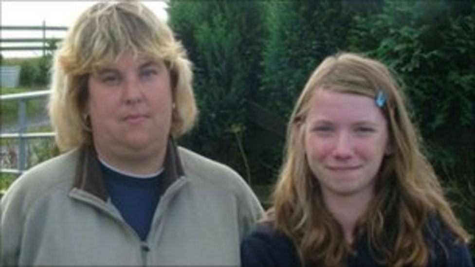 Looe schoolgirl missing school over transport row - BBC News