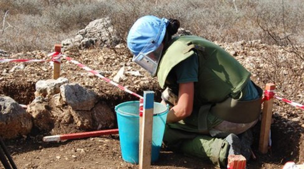 De-mining volatile Israeli-Lebanese frontier - BBC News