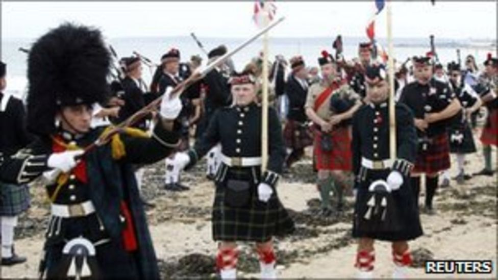 Sword Beach service for Scots D-Day piper Bill Millin - BBC News