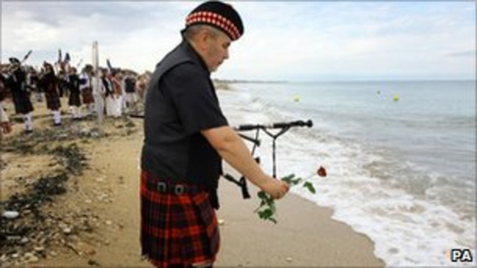 Sword Beach service for Scots D-Day piper Bill Millin - BBC News