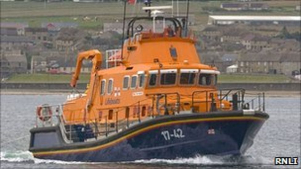 Man injured after fall from Thurso cliffs - BBC News