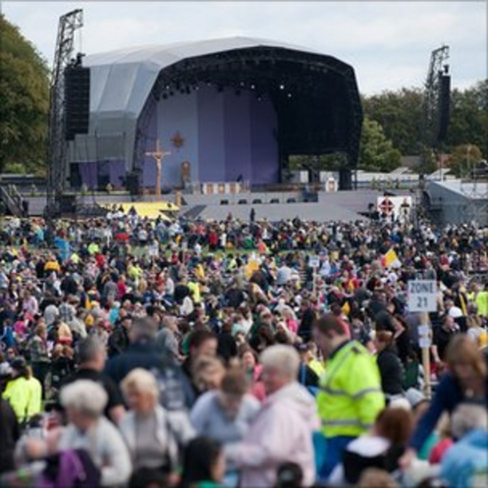 Thousands attend 'headline act' at Bellahouston Park - BBC News